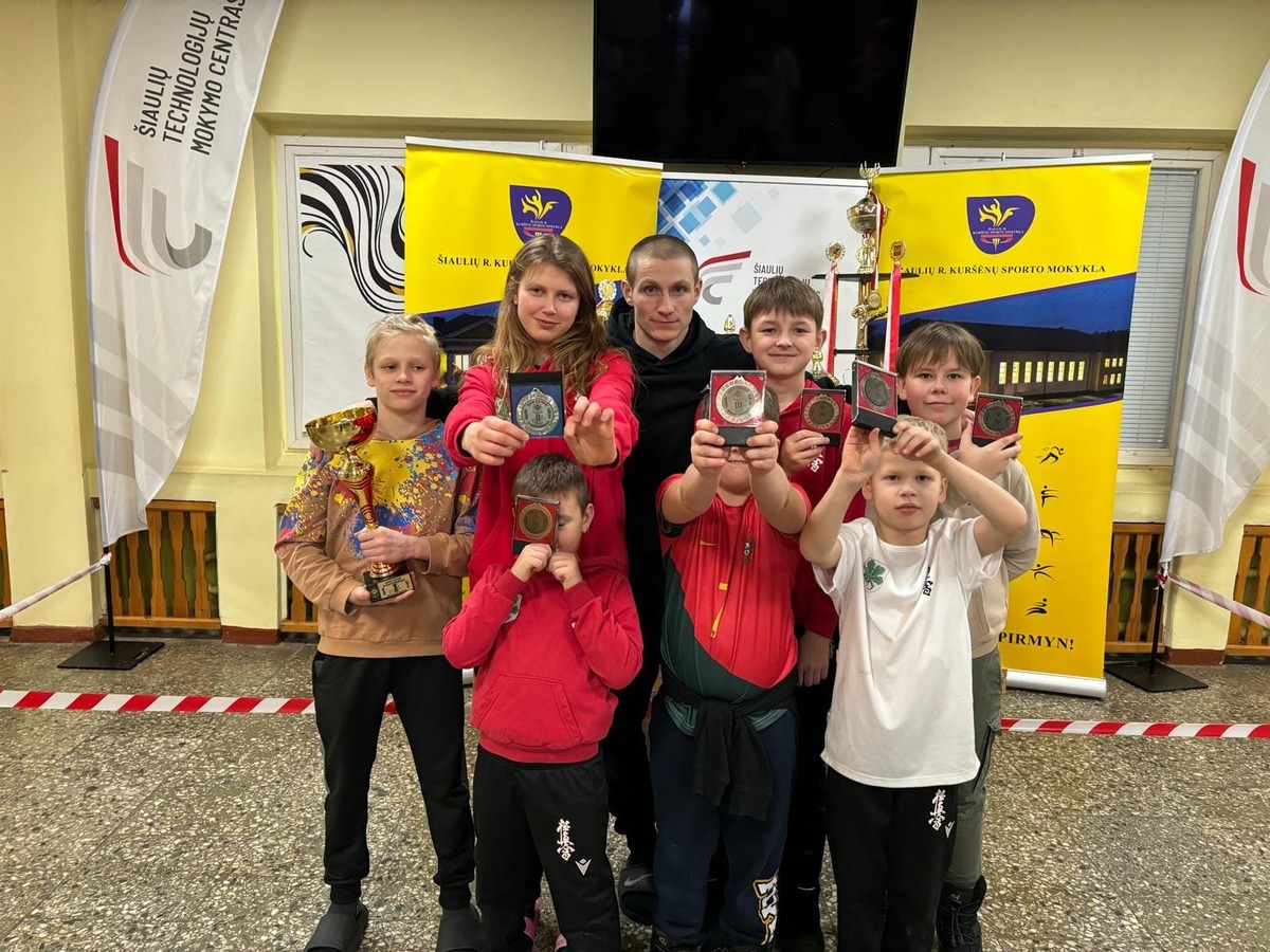 Kandavas karatē klubs no Lietuvas atved sešas medaļas un kausu 10.02.2024
